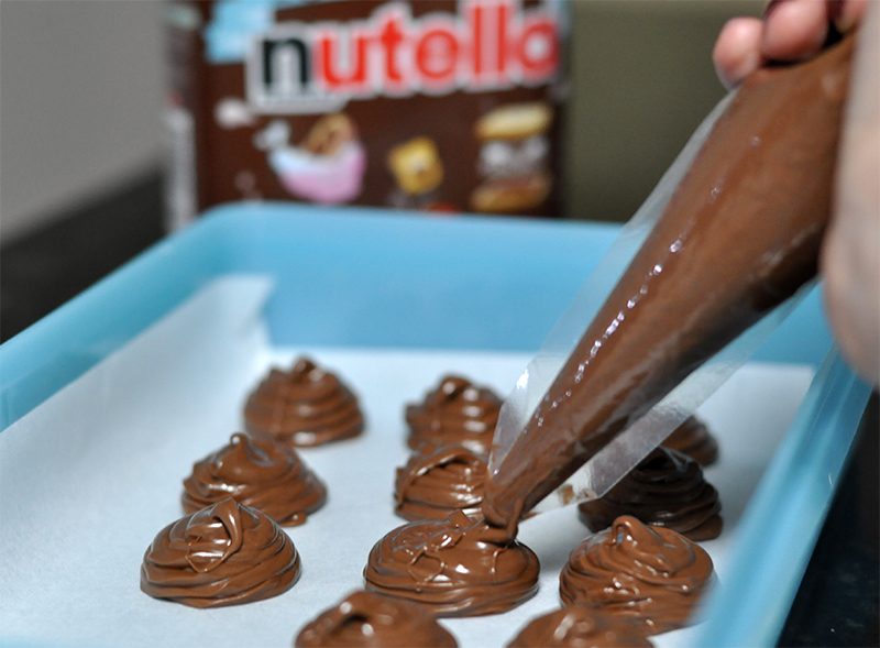 Cookie Red Velvet Recheado com Nutella - CONFEITANDO